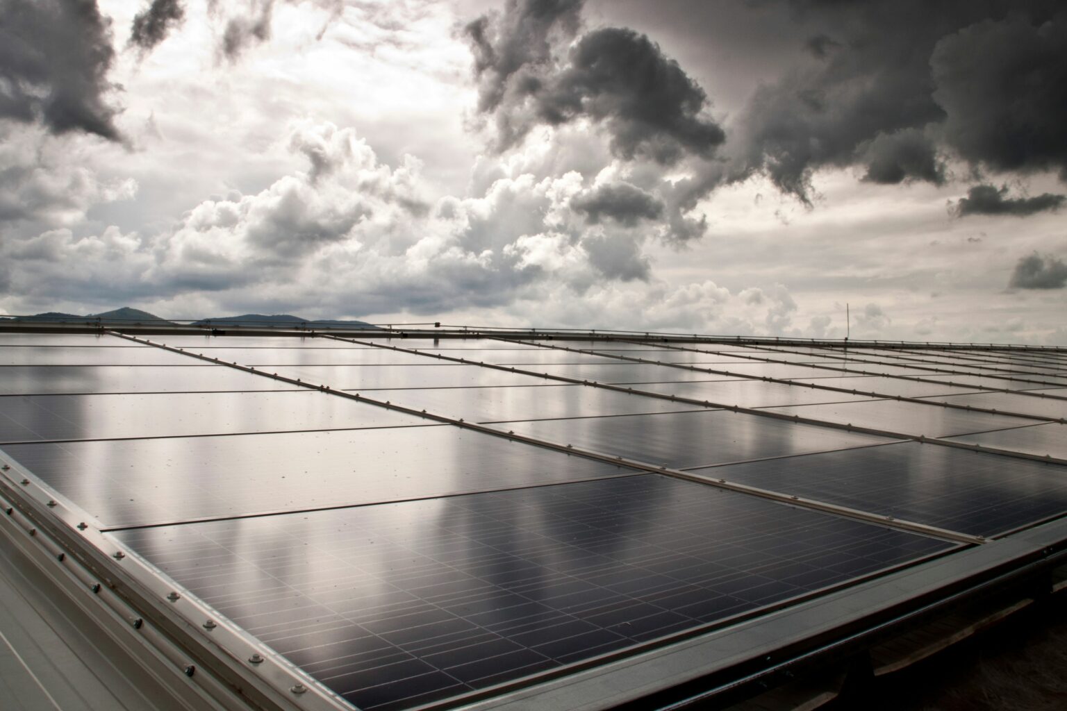 Can Moonlight Power Solar Panels [Experts' Facts, Tips & FAQs]