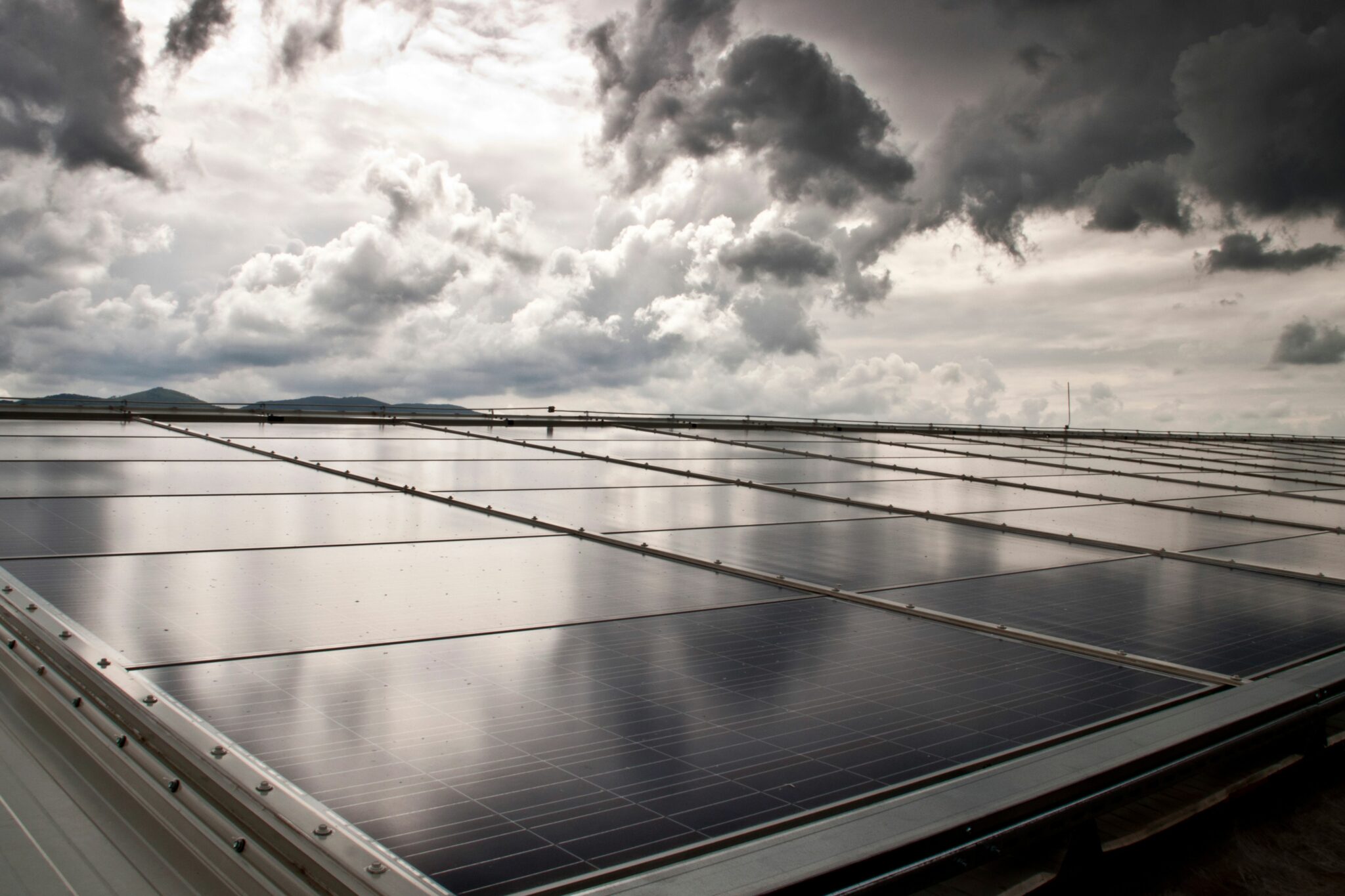 Can Moonlight Power Solar Panels [Experts' Facts, Tips & FAQs]